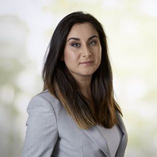 #77 Azadeh Rojhan Gustafsson - Resan Hit | Acast